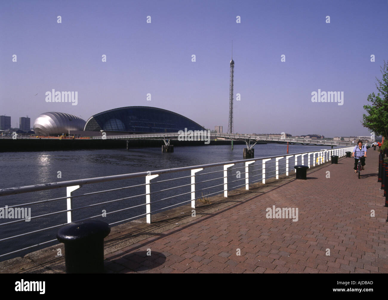 dh SCIENCE CENTRE GLASGOW Cyclist River Clyde cycle path city scotland ...