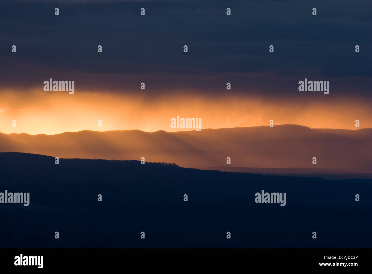 Dawn break from the top of the Toowoomba range at Picnic Point ...