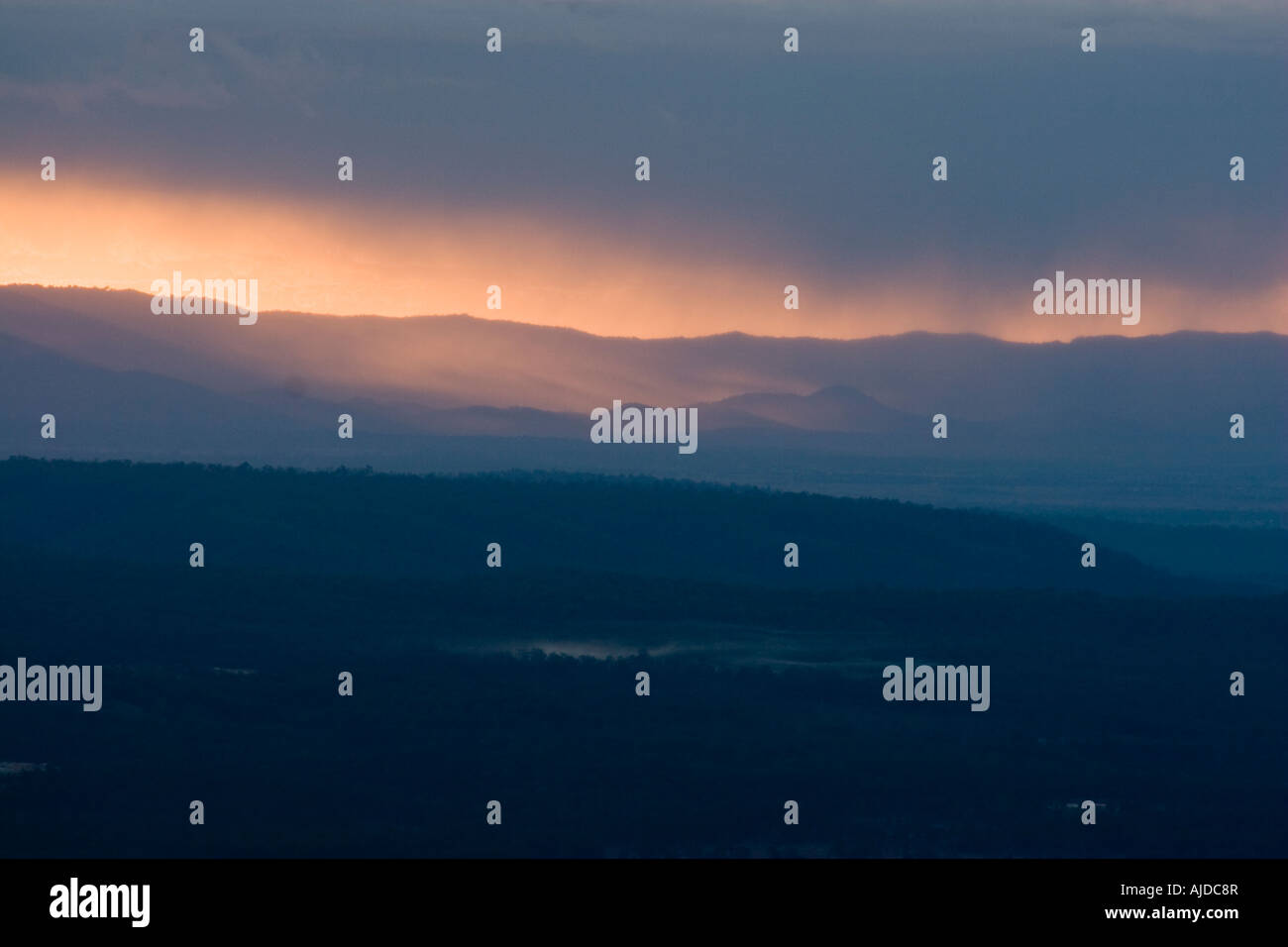 Dawn break from the top of the Toowoomba range at Picnic Point ...