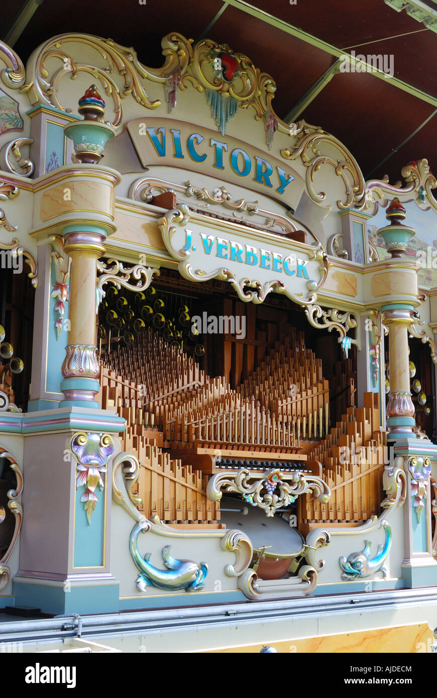 Organ musical instrument hi-res stock photography and images - Alamy