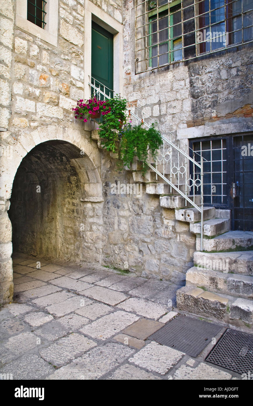 Walkway to the palace hi-res stock photography and images - Alamy