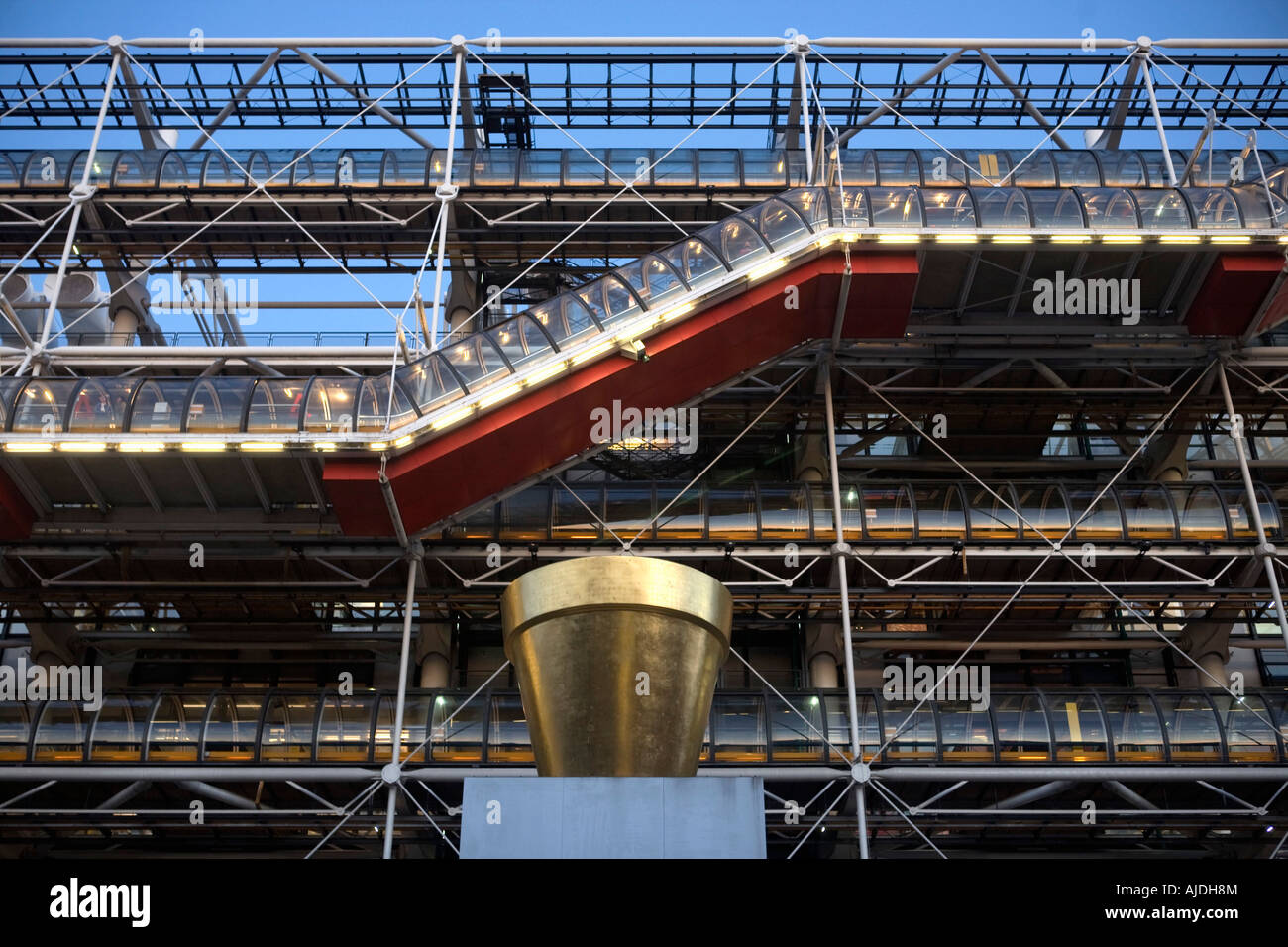 Centre georges pompidou at night hi-res stock photography and images ...