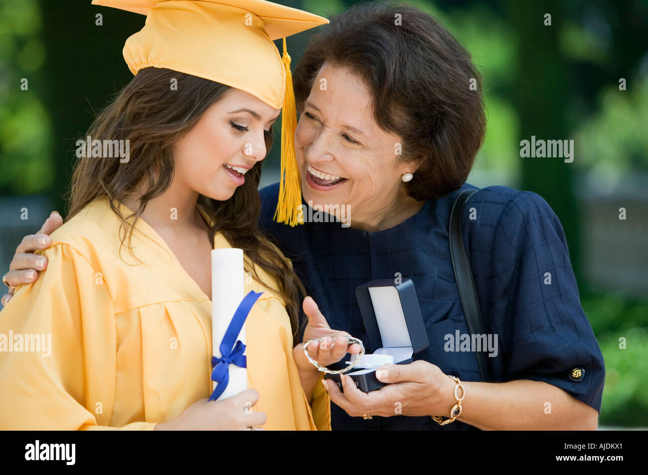 Woman receiving diploma hi-res stock photography and images - Alamy