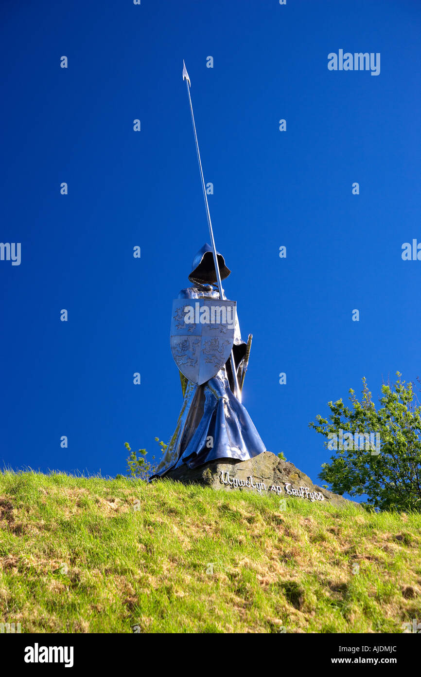 Llewelyn ap Gruffydd Statue outside Llandovery Castle, West Wales, UK ...