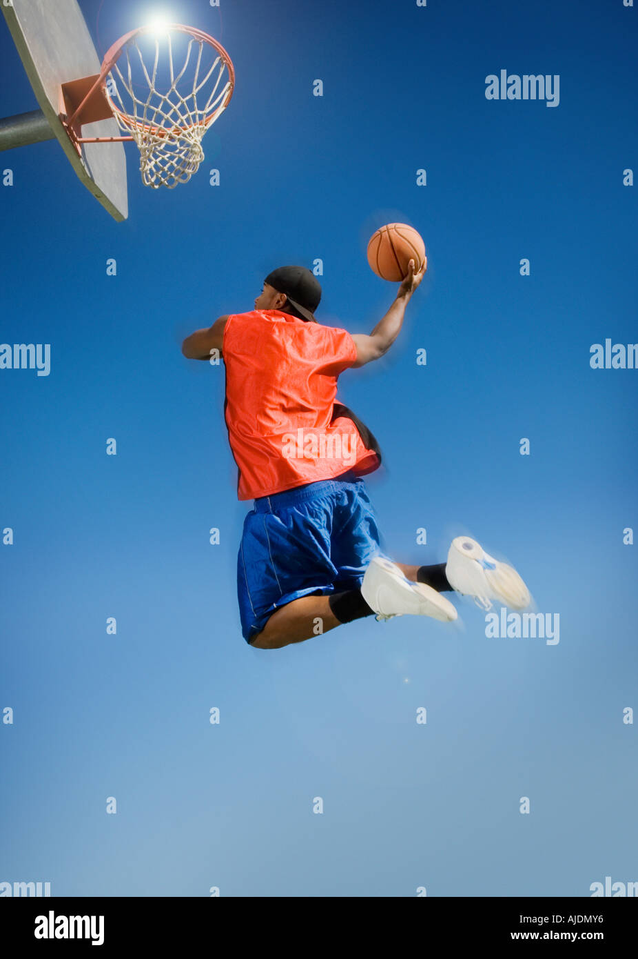 Basketball player shooting a basket hi-res stock photography and images ...