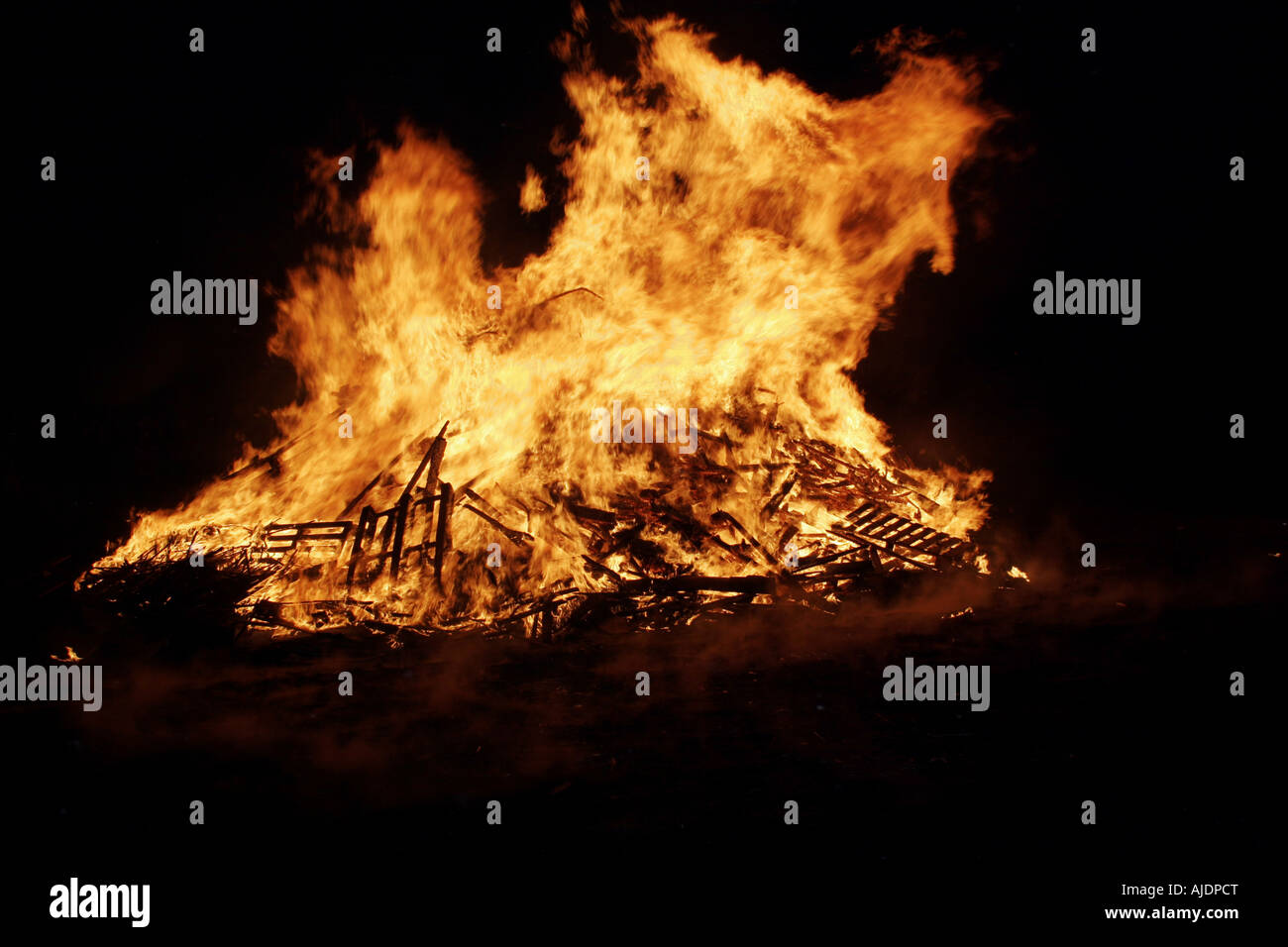 bonfire burning brightly Stock Photo - Alamy