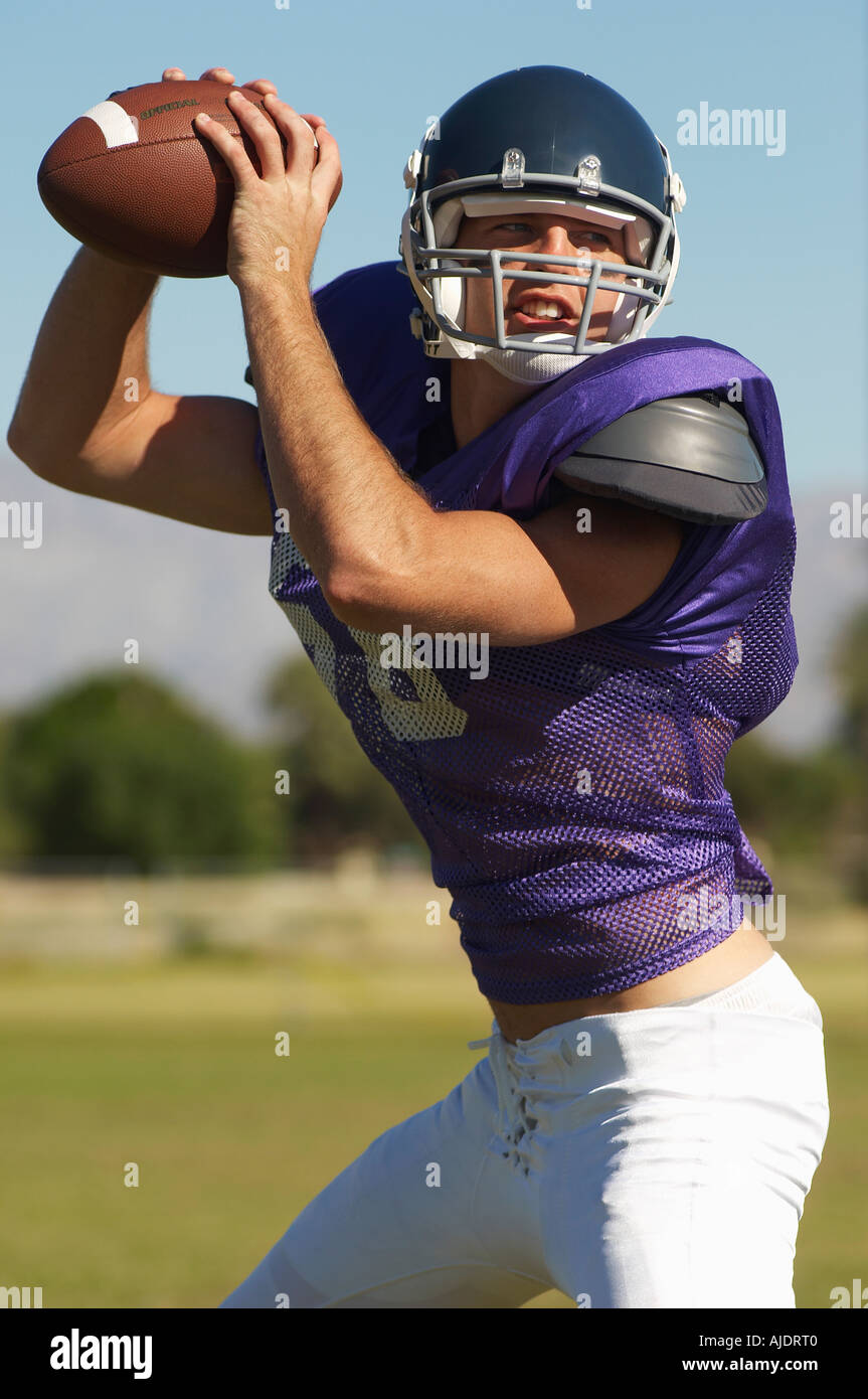 Quarterback throwing hi-res stock photography and images - Alamy