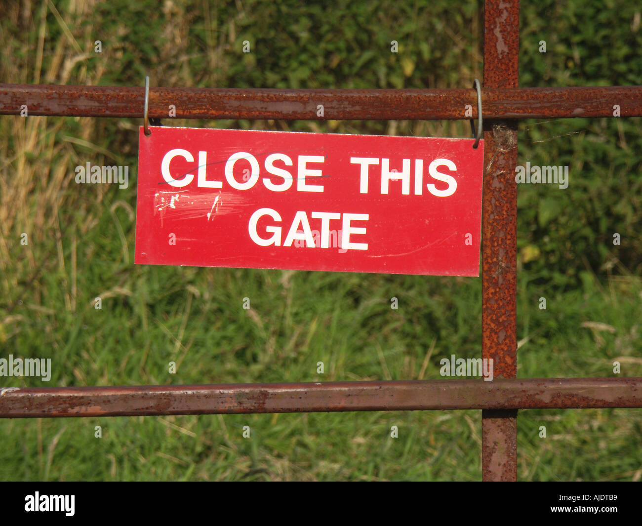 Red sign saying Close this Gate Stock Photo - Alamy