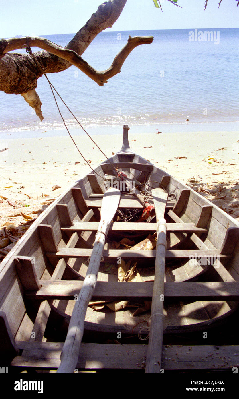 Boat on beach ko hi-res stock photography and images - Alamy