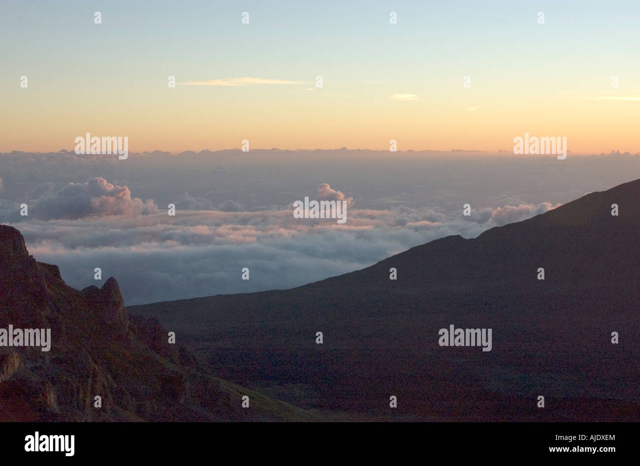 Sunrise (dawn) at the summit of Haleakala Volcano National Park, Maui ...