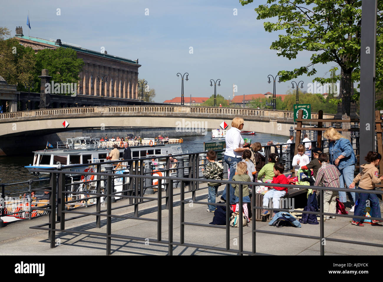 Berlin Spree Fluss River Ufer Bank Stock Photo - Alamy