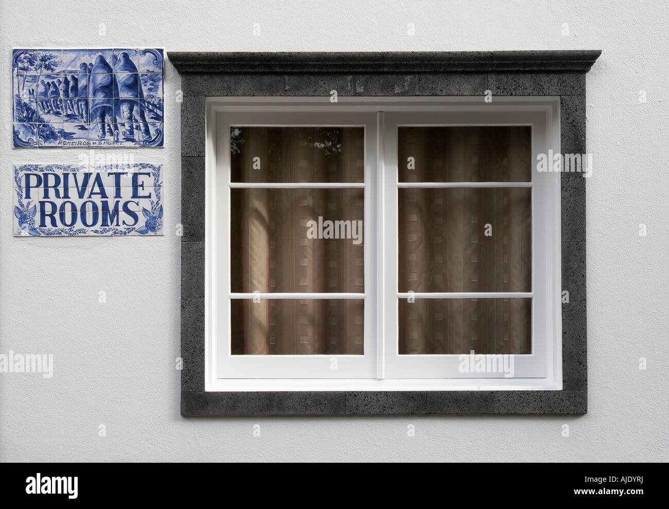 Private rooms rental sign outside private house Stock Photo - Alamy