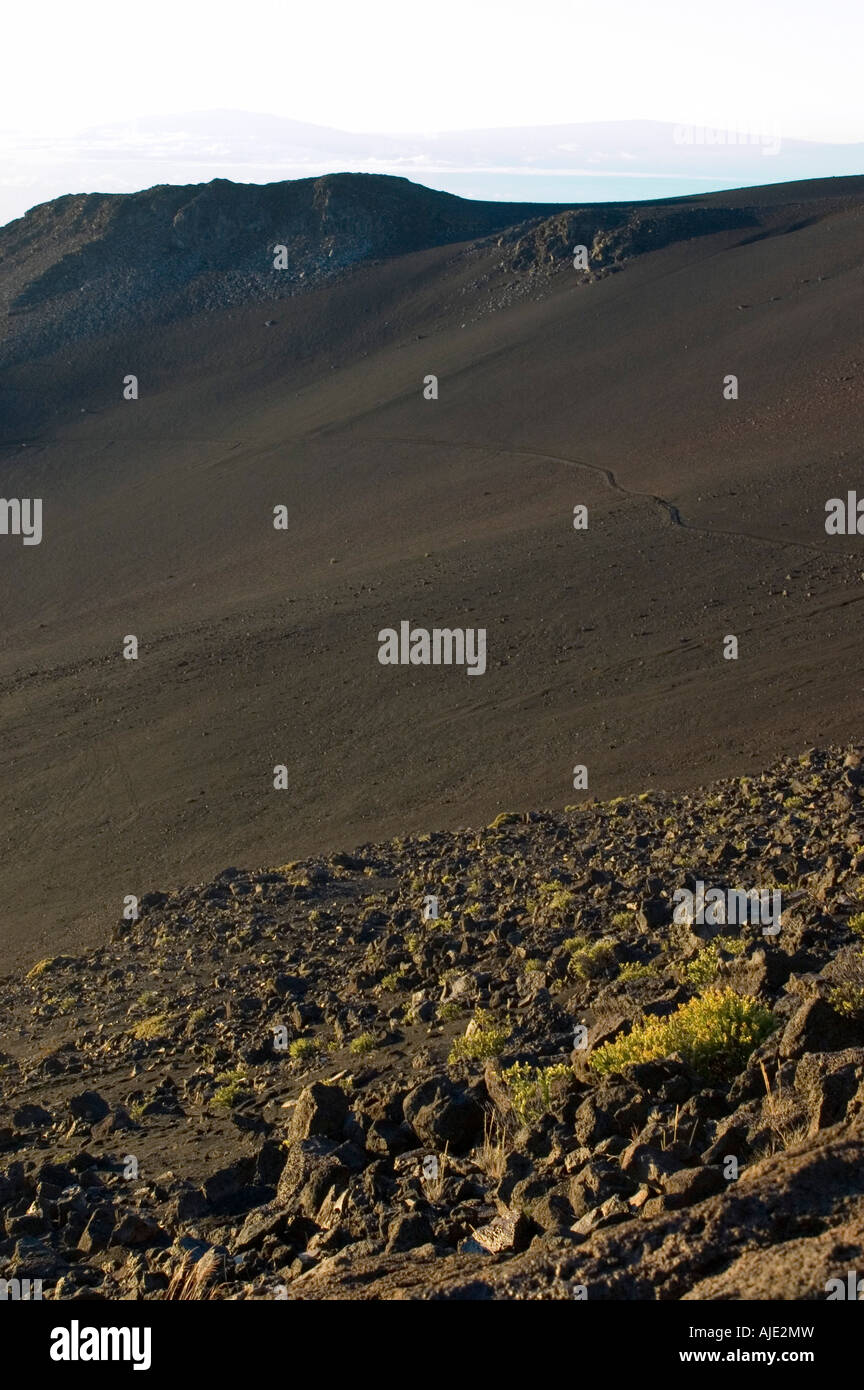 Sunrise (dawn) at the summit of Haleakala Volcano National Park, Maui ...
