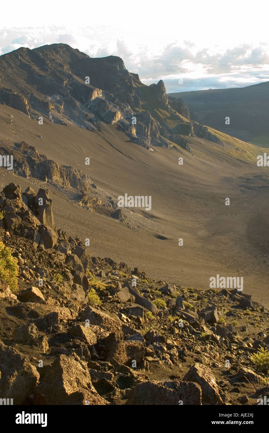 Sunrise (dawn) at the summit of Haleakala Volcano National Park, Maui ...