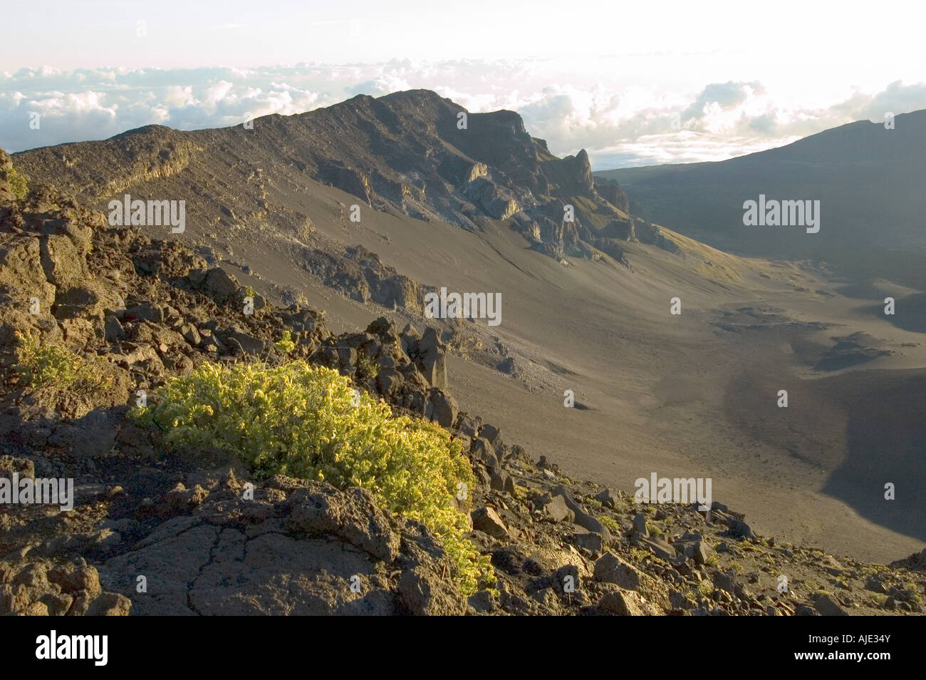 Sunrise (dawn) at the summit of Haleakala volcano, Haleakala Volcano ...