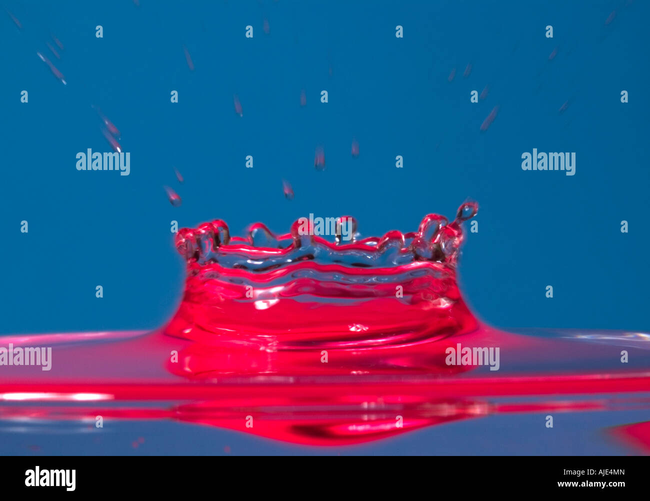 Water droplet splash coronet hi-res stock photography and images - Alamy