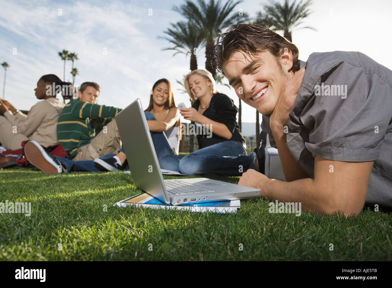 College students studying trees hi-res stock photography and images - Alamy