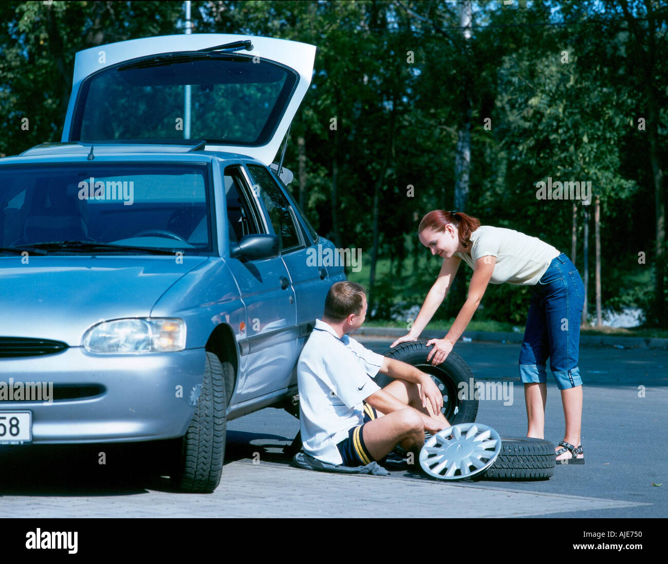Changing tire helping hi-res stock photography and images - Alamy