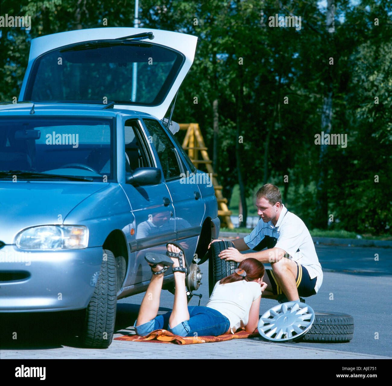 Changing tire helping hi-res stock photography and images - Alamy