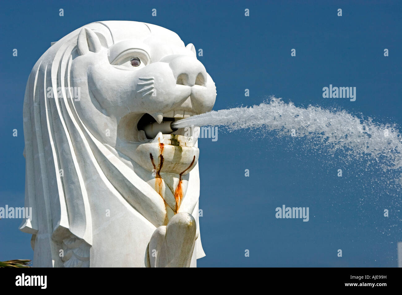 Famous landmarks singapore merlion hi-res stock photography and images ...