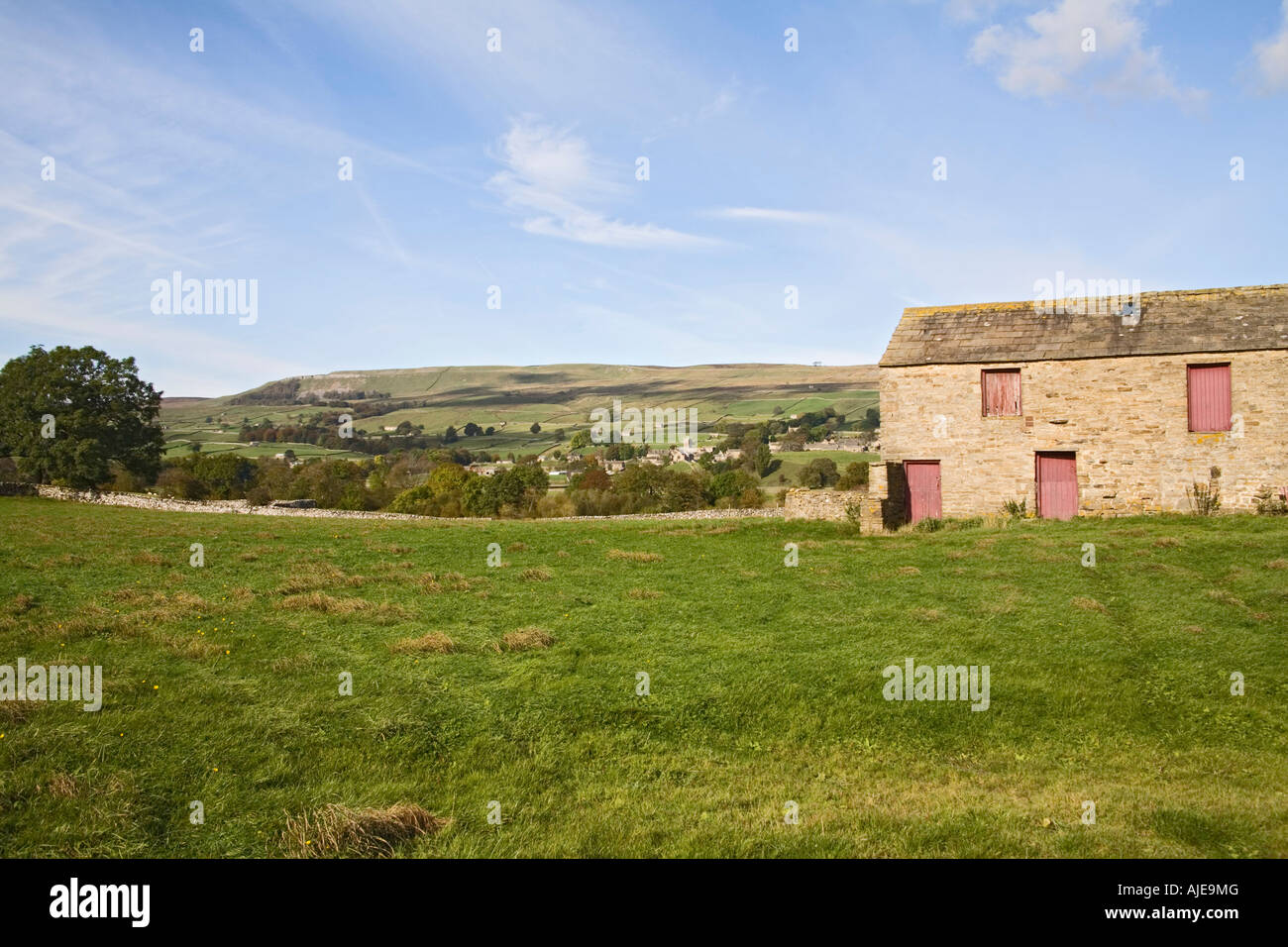 Small stone barn in yorkshire hi-res stock photography and images - Alamy