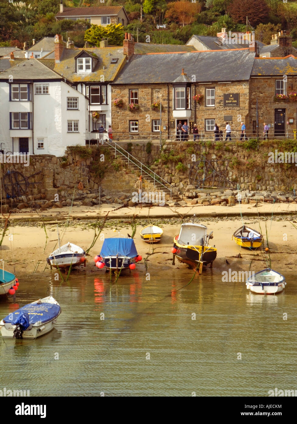 Boats low water mousehole harbour hi-res stock photography and images ...