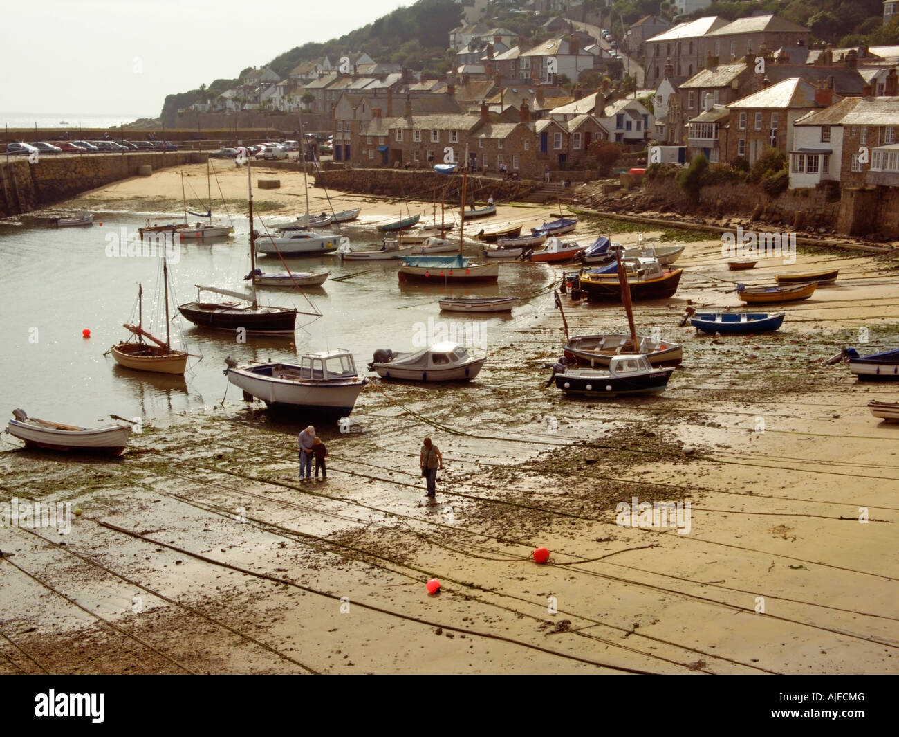 Boats low water mousehole harbour hi-res stock photography and images ...