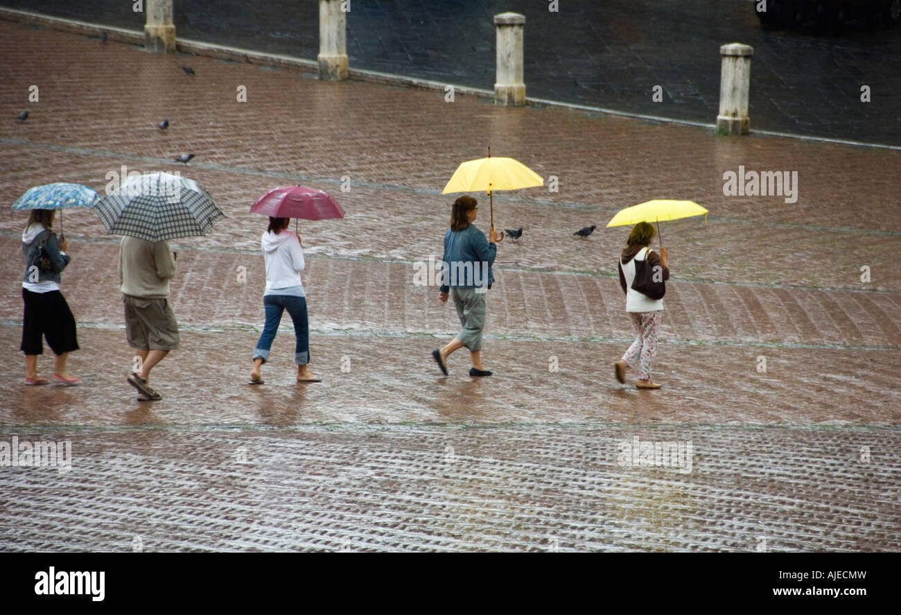 People walking in the rain hi-res stock photography and images - Alamy