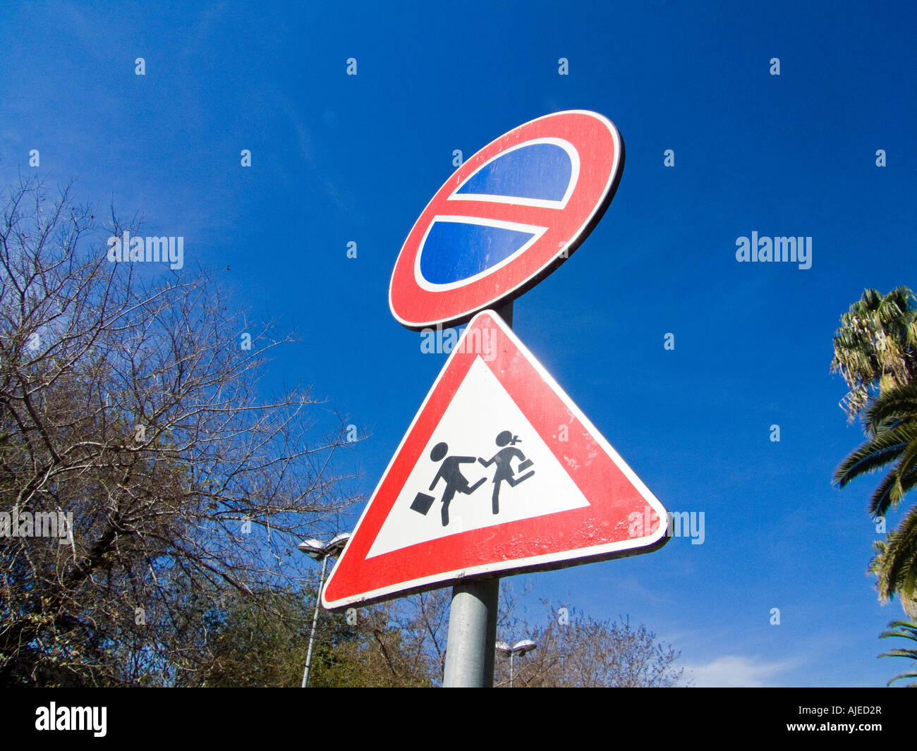 Children crossing the road to school hi-res stock photography and ...