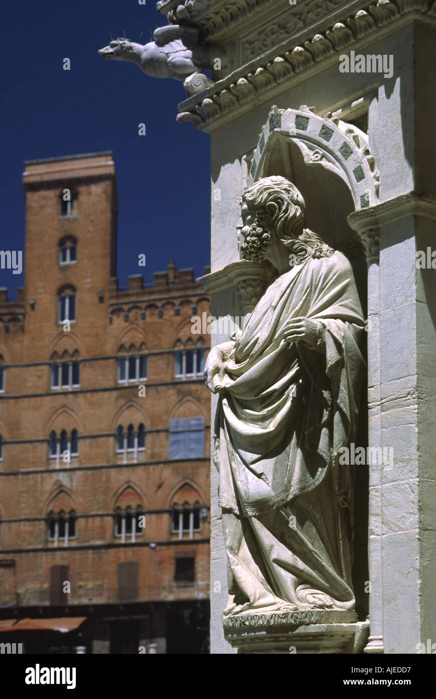 Statue in the Campo Siena Stock Photo - Alamy