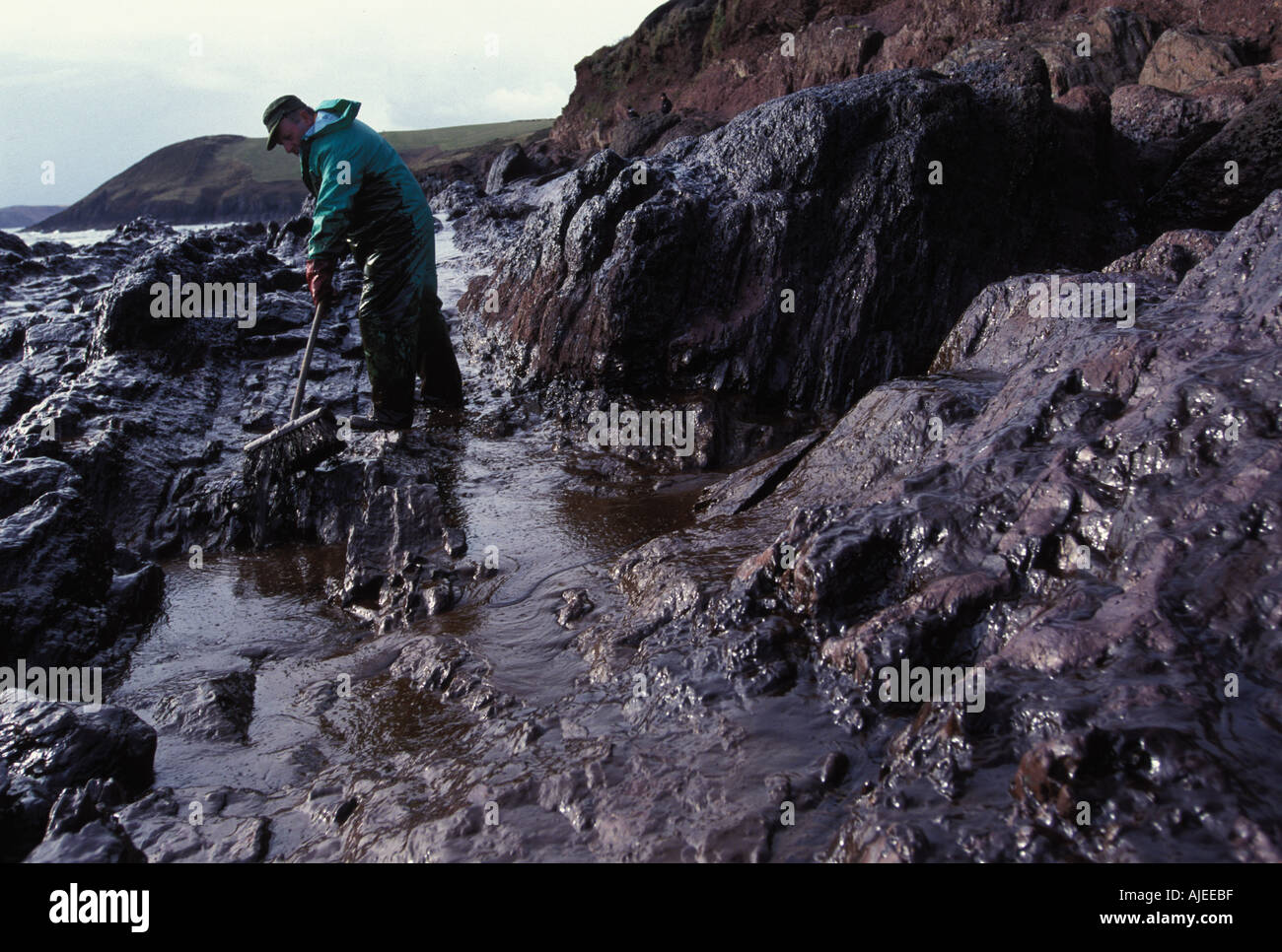 Clean up of oil sea empress disaster hi-res stock photography and ...