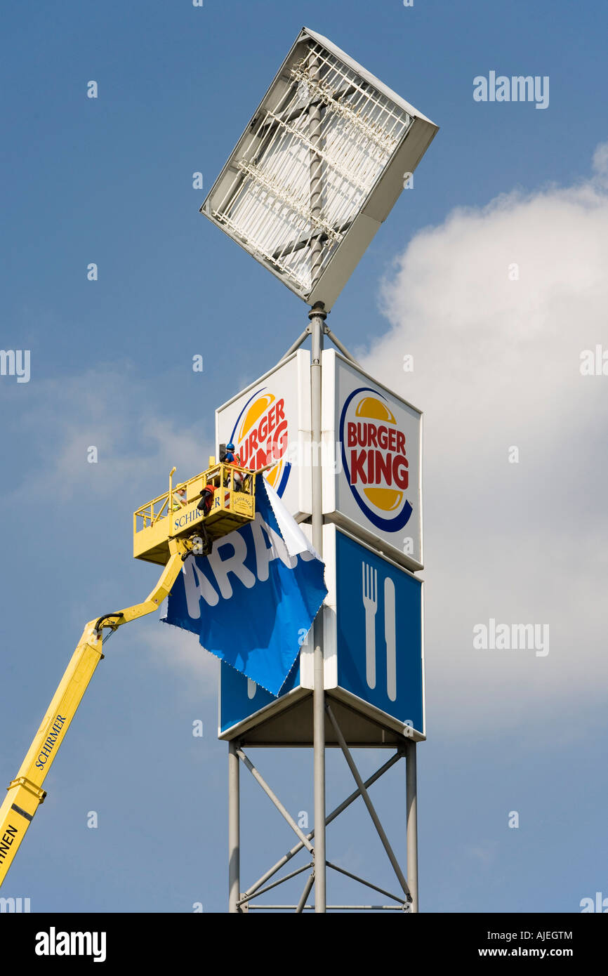 Installation of the ARAL Logo at a motorway service area with a crane ...