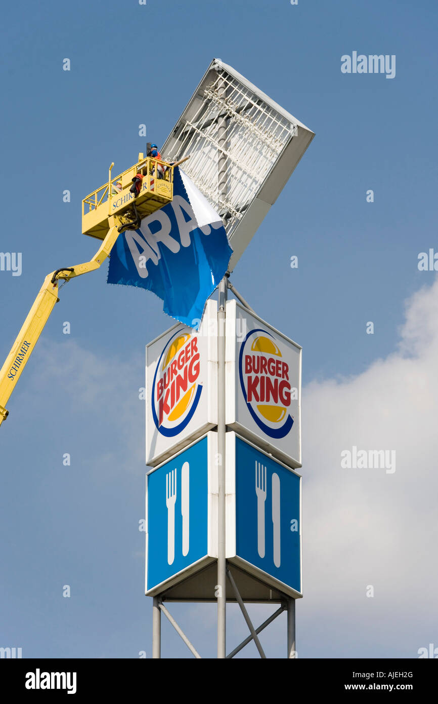 Installation of the ARAL Logo at a motorway service area with a crane ...