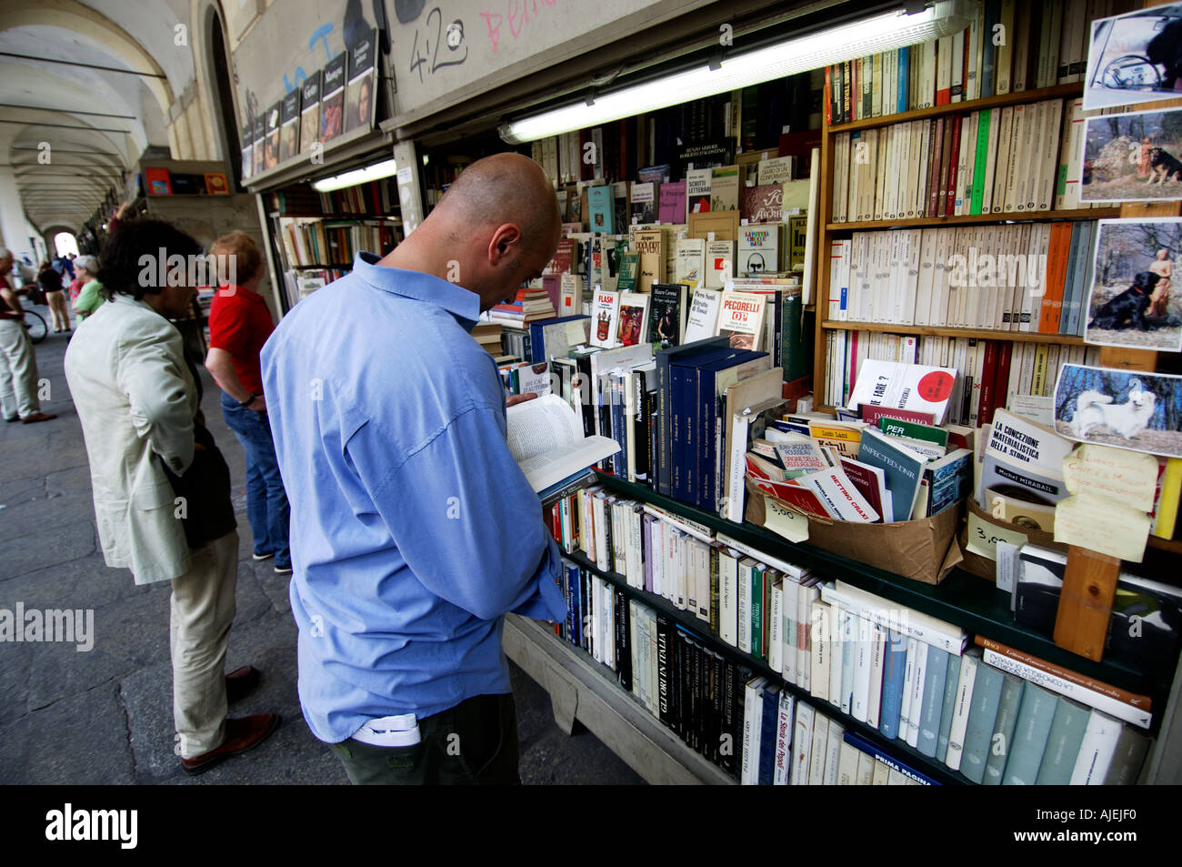Book stalls hi-res stock photography and images - Alamy