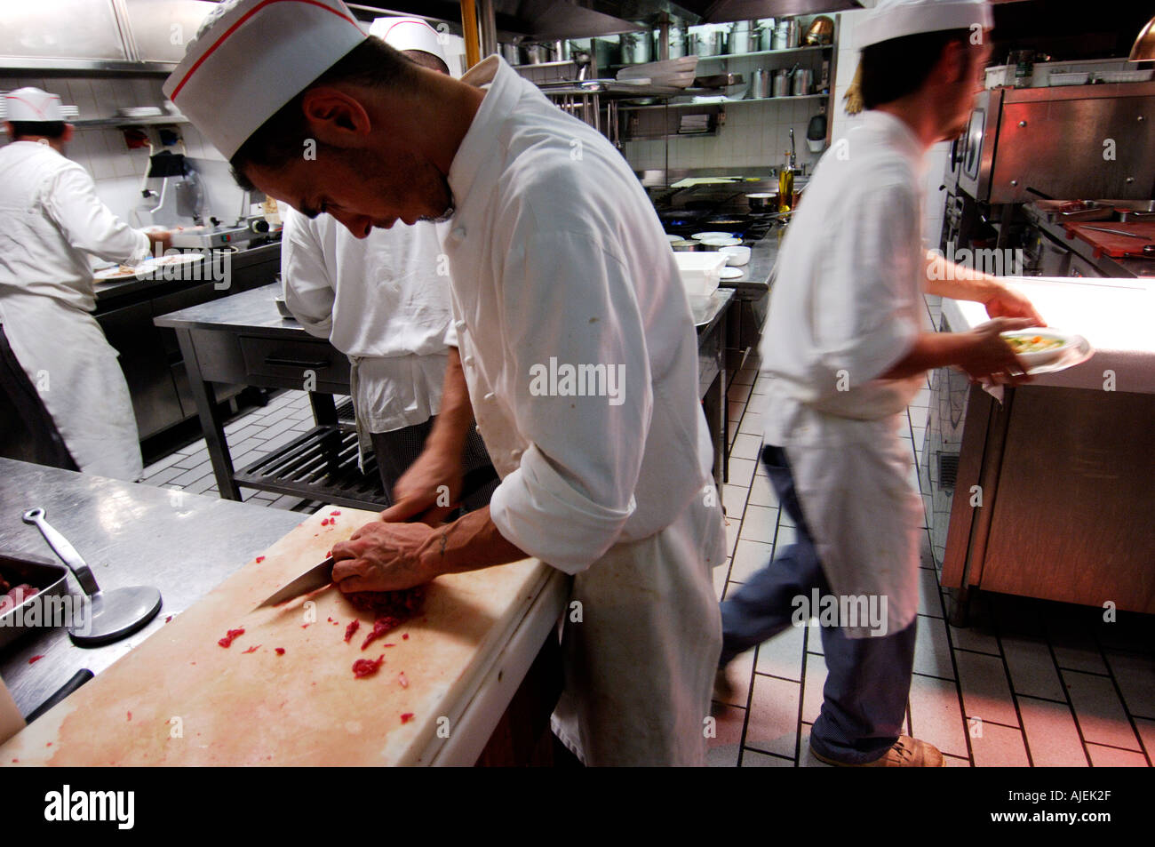 Busy restaurant kitchen hi-res stock photography and images - Alamy