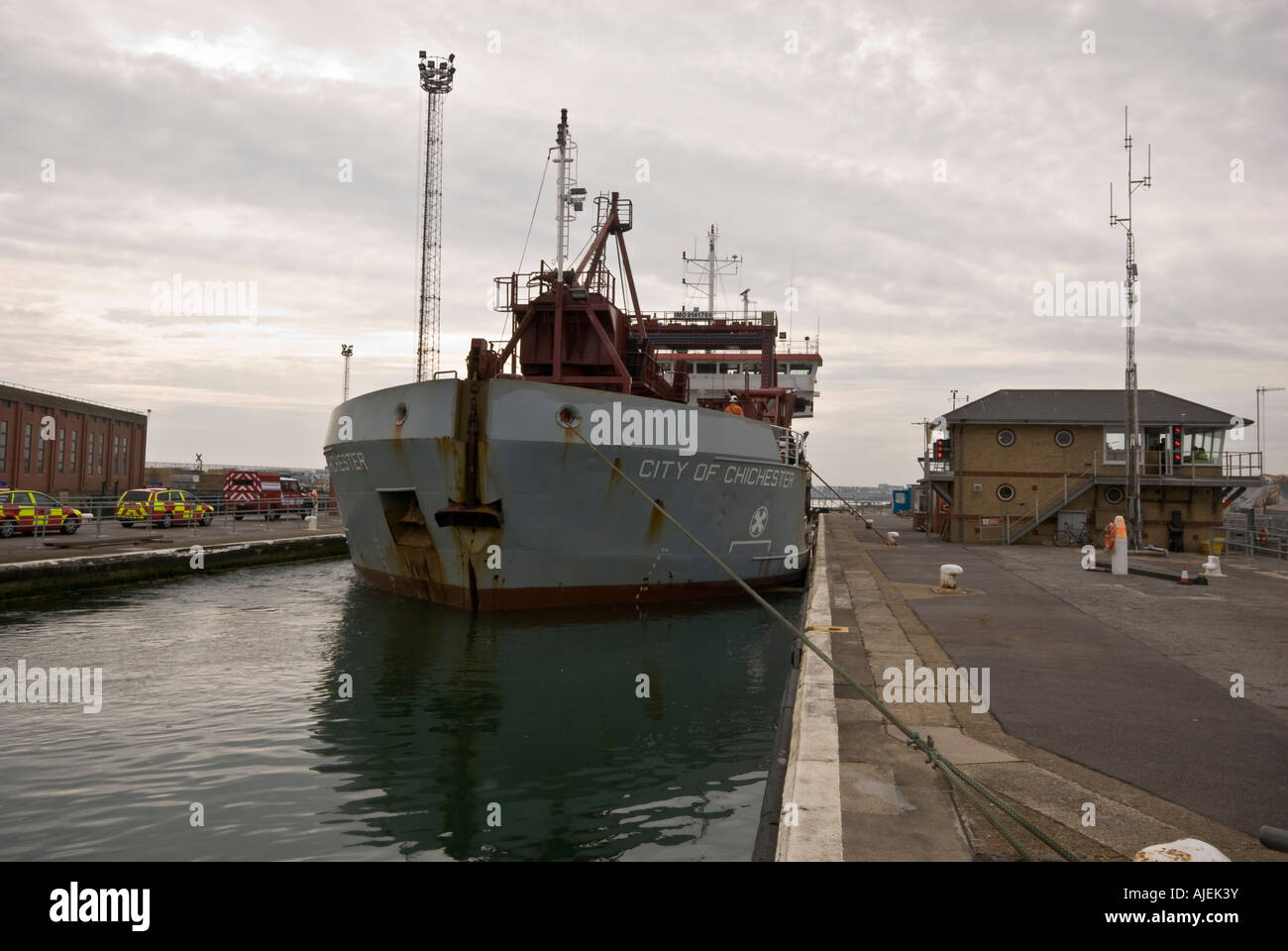 Tanker ship docks quay side Stock Photo - Alamy