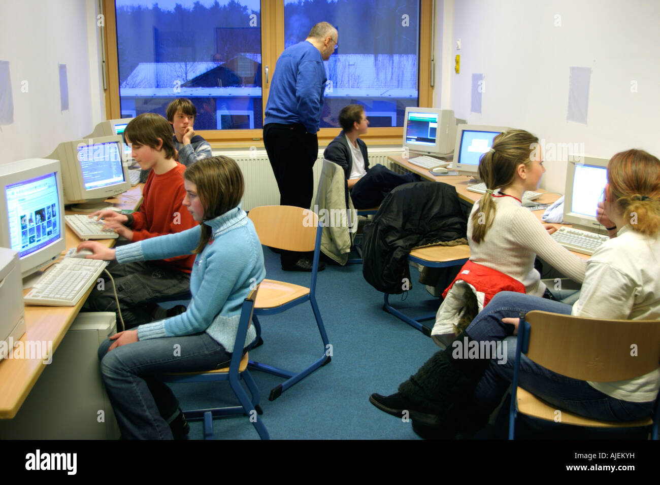Teens working together computer school hi-res stock photography and ...