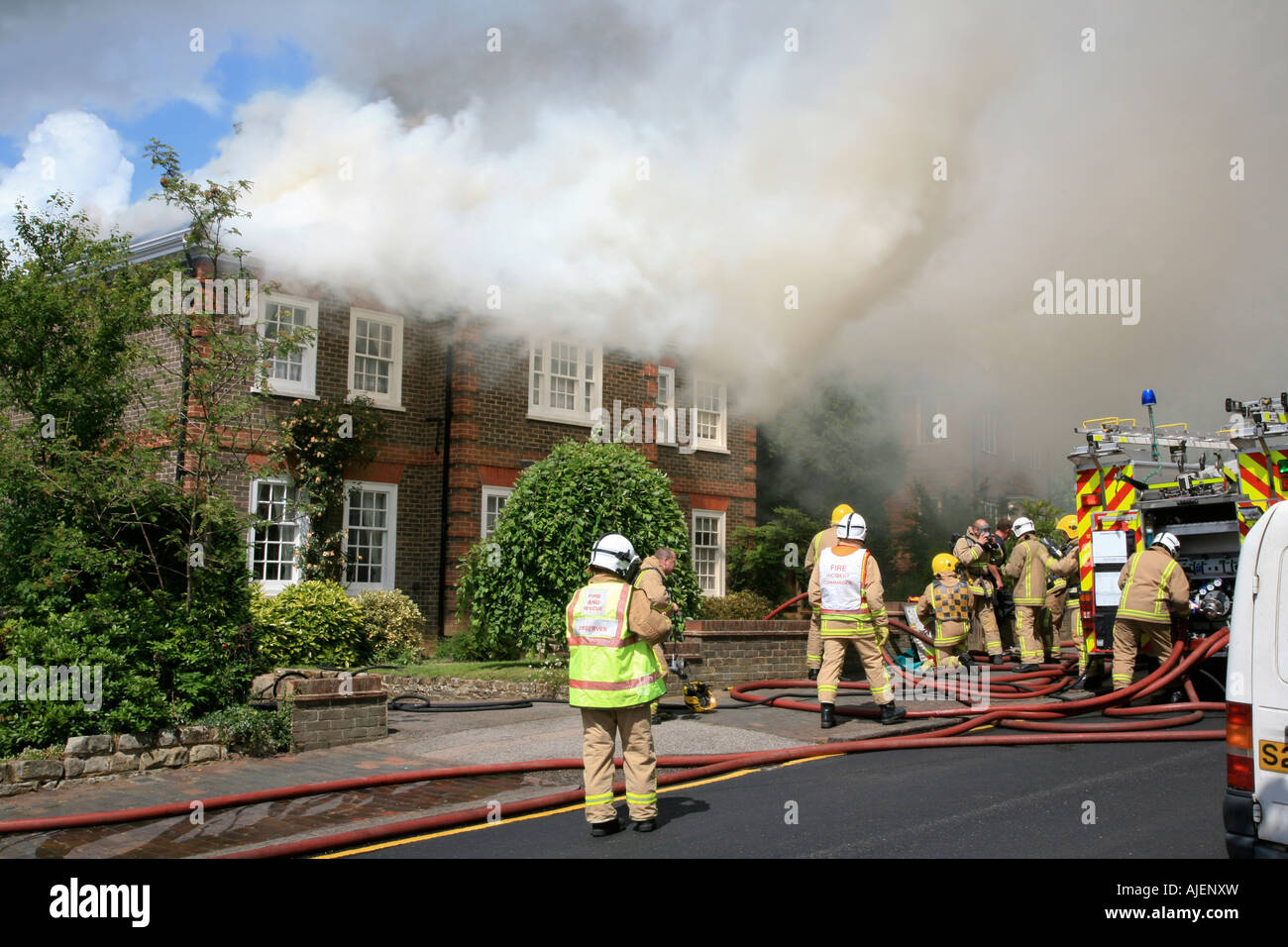 Firemen putting out house fire hi-res stock photography and images - Alamy