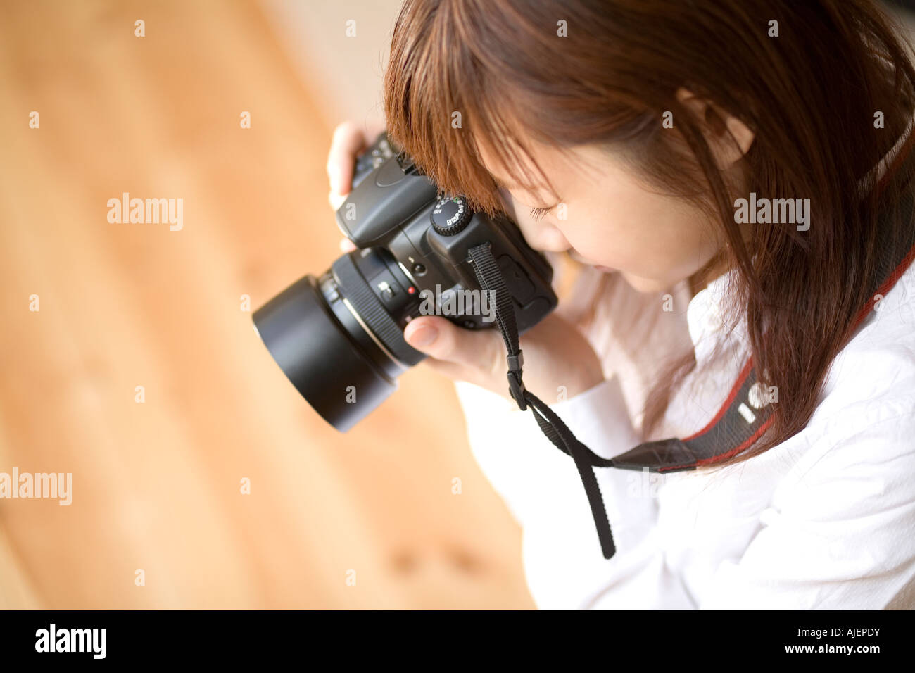 Young woman using camera Stock Photo - Alamy
