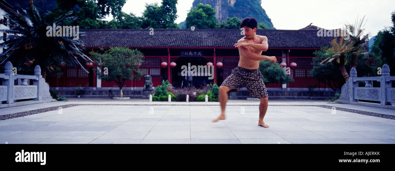 Boy training mai thai hi-res stock photography and images - Alamy