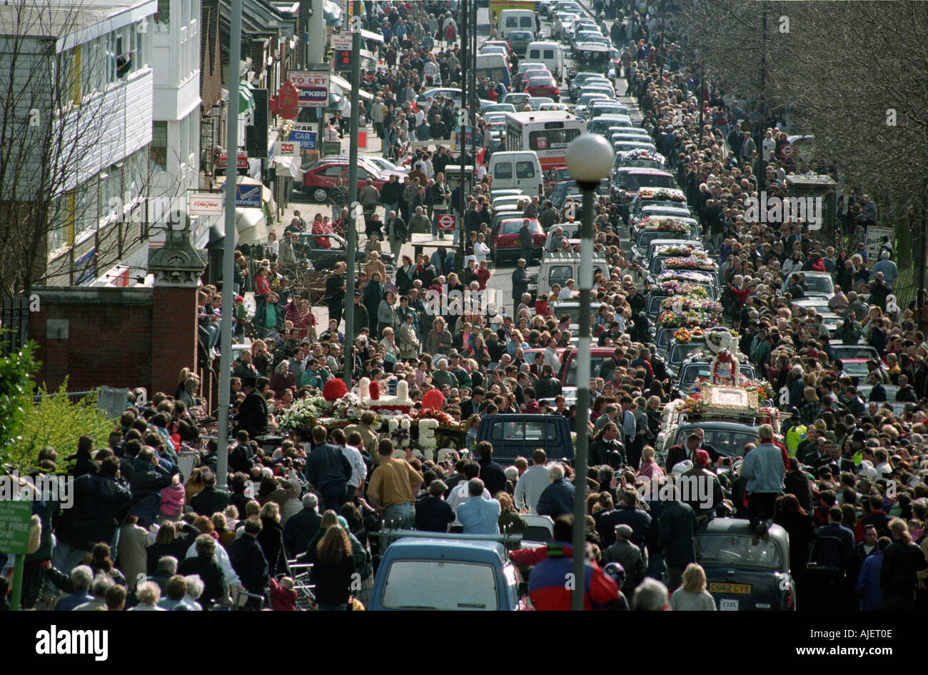 Gangster Ronnie Krays funeral at Bethnal Green in the east end of ...