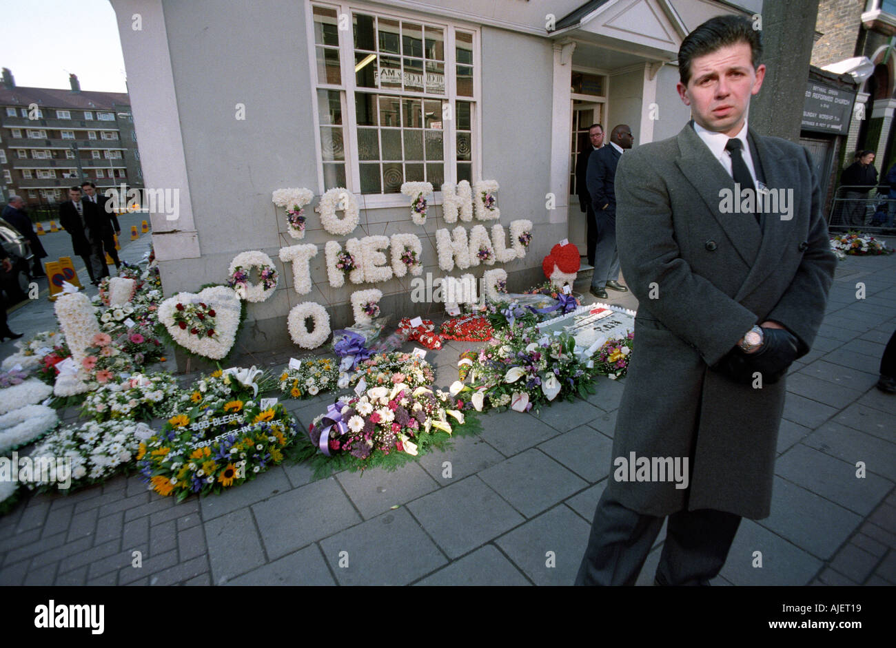 Gangster Ronnie Krays funeral at Bethnal Green in the east end of ...