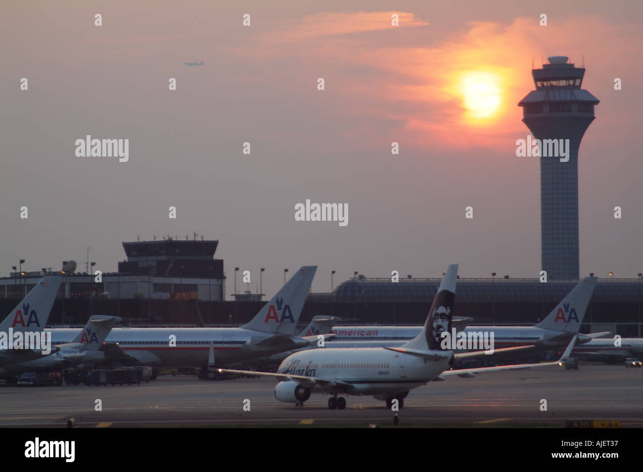 Ohare airport control tower hi-res stock photography and images - Alamy