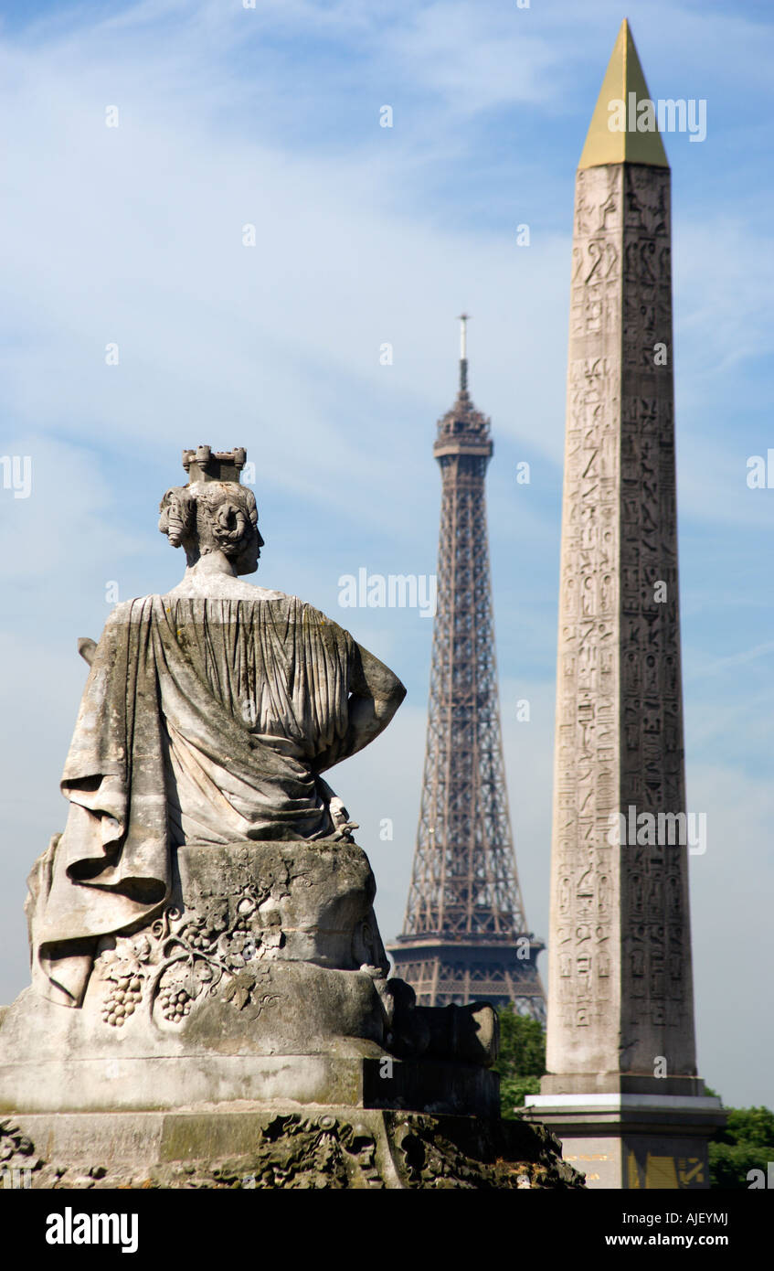 FRANCE Ile de France Paris Statue representing a French city and ...