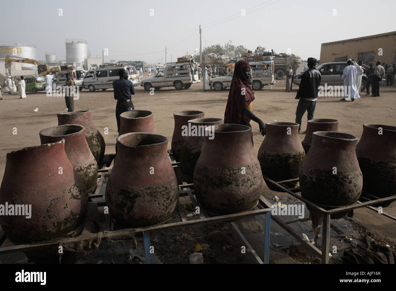 Clay water pot africa hi-res stock photography and images - Alamy