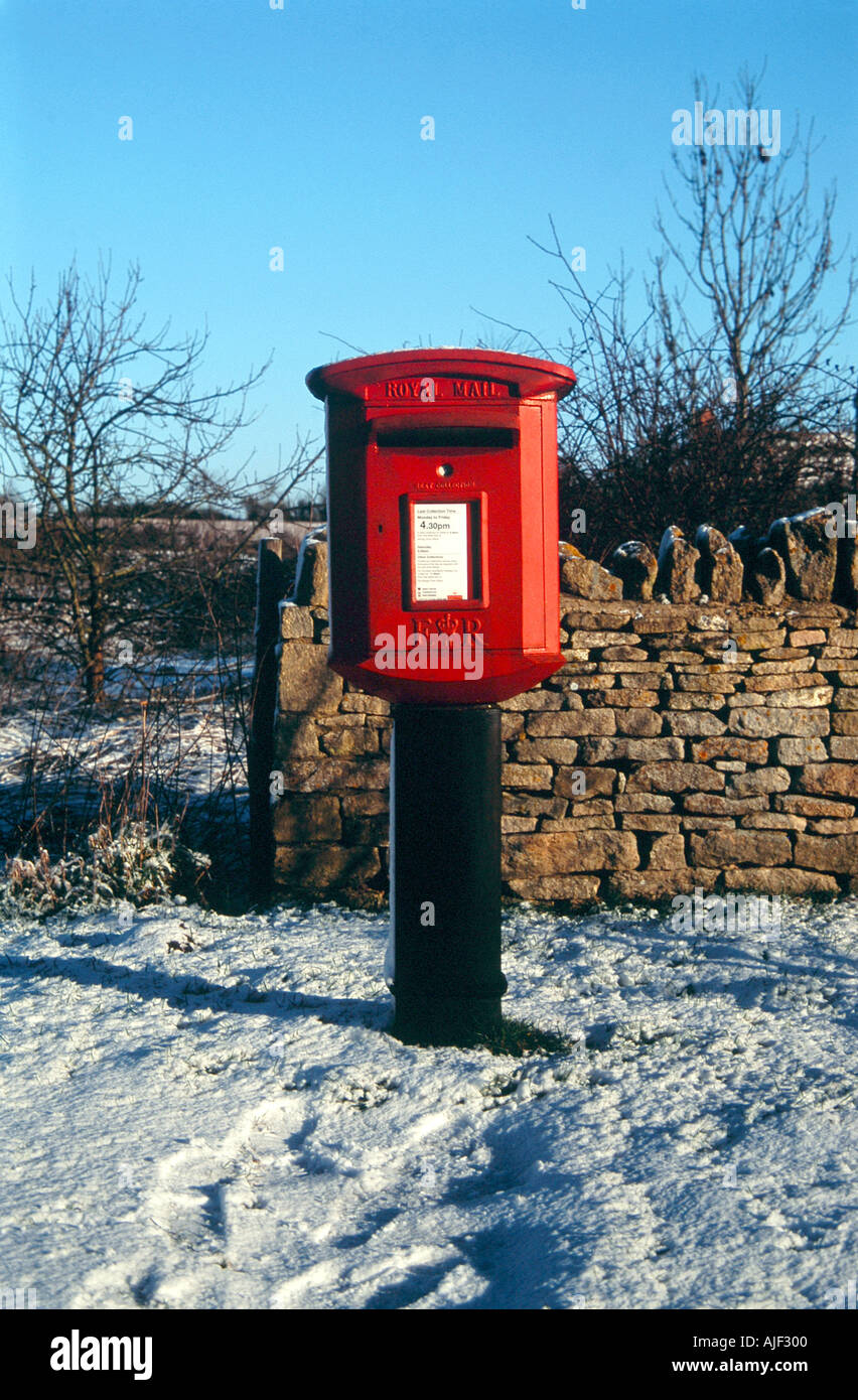 External parcel box hi-res stock photography and images - Alamy