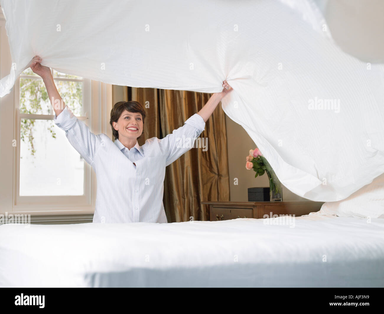 Mature women making bed hi-res stock photography and images - Alamy