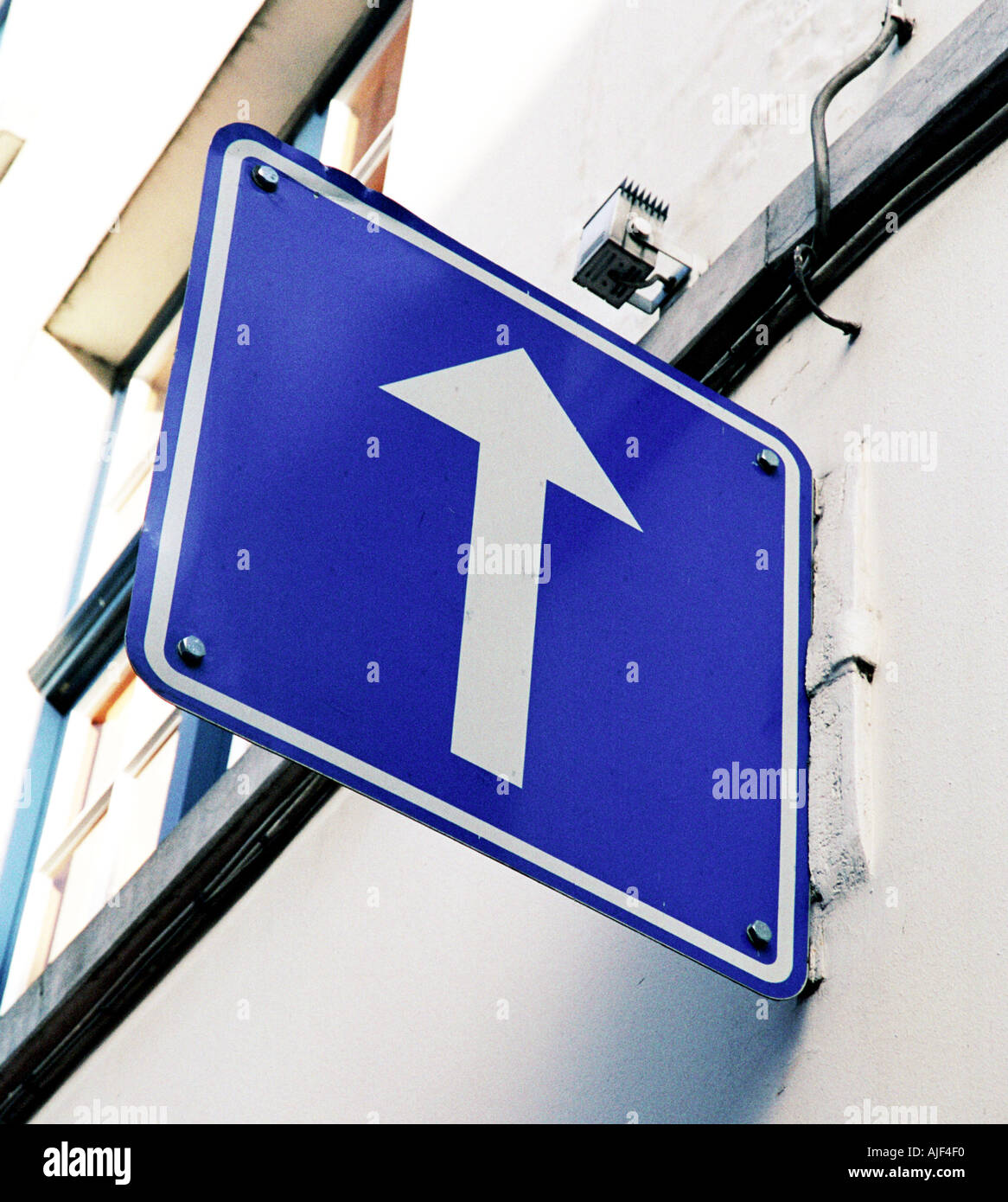 Parking sign with arrow Stock Photo - Alamy