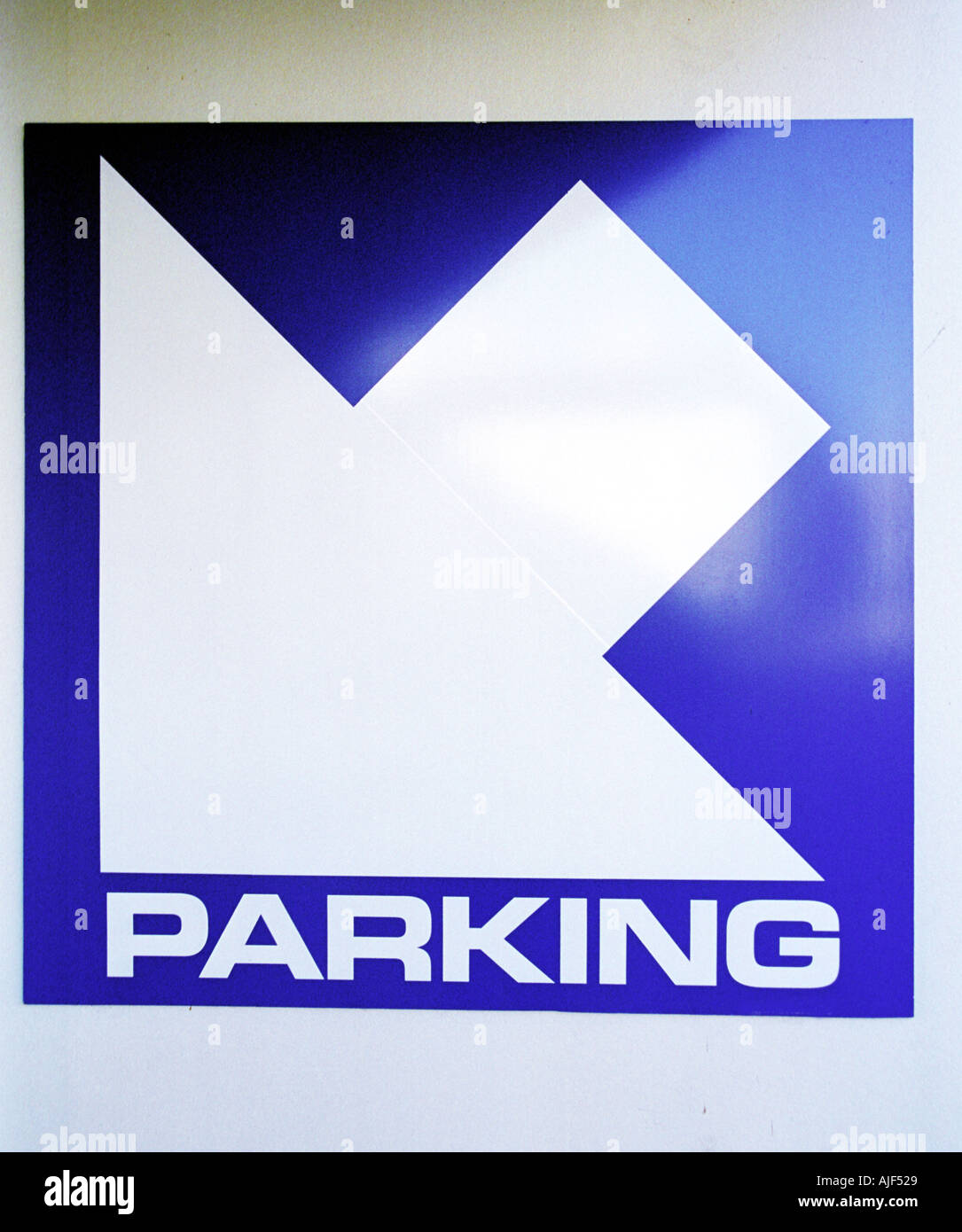 Parking sign with arrow Stock Photo - Alamy