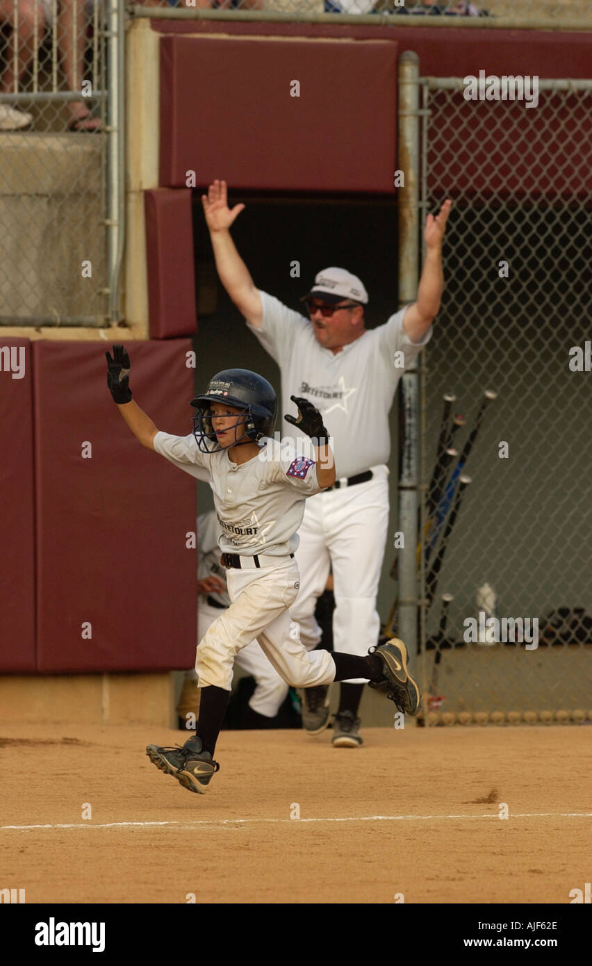 Youth baseball game action hi-res stock photography and images - Alamy